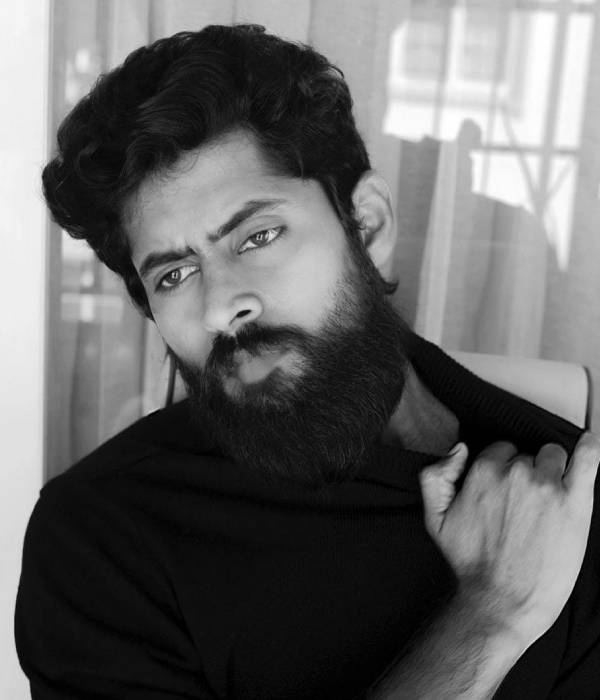 தலையில் தொப்பியுடன் வெளிநாட்டில் செம கூலாக போஸ் கொடுத்த கதிர் | Actor ...