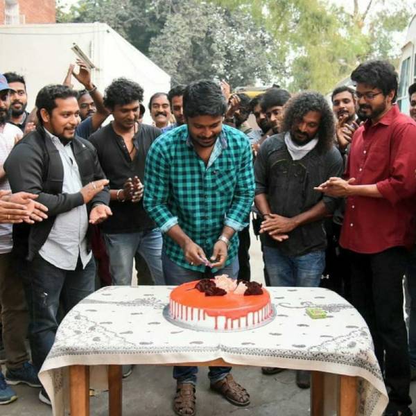 ஆன்மீகத்தை தேடிச்செல்லும் ஆடை பட இயக்குனர்! | Aadai Movie Director ...