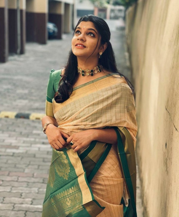 சேலை கட்டும் பெண்ணுக்கொரு வாசம் உண்டு... பொம்மியின் ஹோம்லி லுக் ...