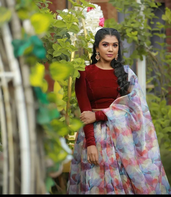பாவாடை தாவணியில் கிராமத்து பெண்ணாக மயக்கும் நடிகை ரித்விகா! | Actress ...