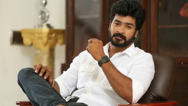 சின்னத்திரையின் லேட்டஸ்ட் காதல் ஜோடி இவங்க தான்...வெட்கத்துடன் ...