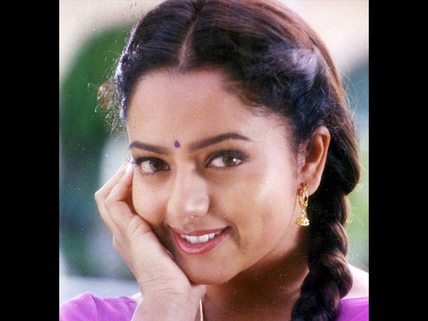 ”அட யாருப்பா இது... செளந்தர்யாவ அப்படியே ஜெராக்ஸ் எடுத்த மாதிரி ...