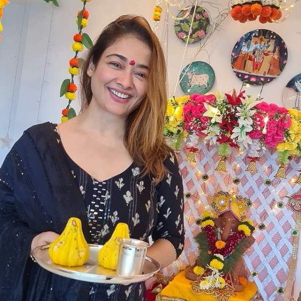 நம்ம கிரணா இது? விநாயகர் சதுர்த்தியை எப்படி கொண்டாடி இருக்காங்கன்னு பாருங்க.. சோ க்யூட்! | Kiran ...