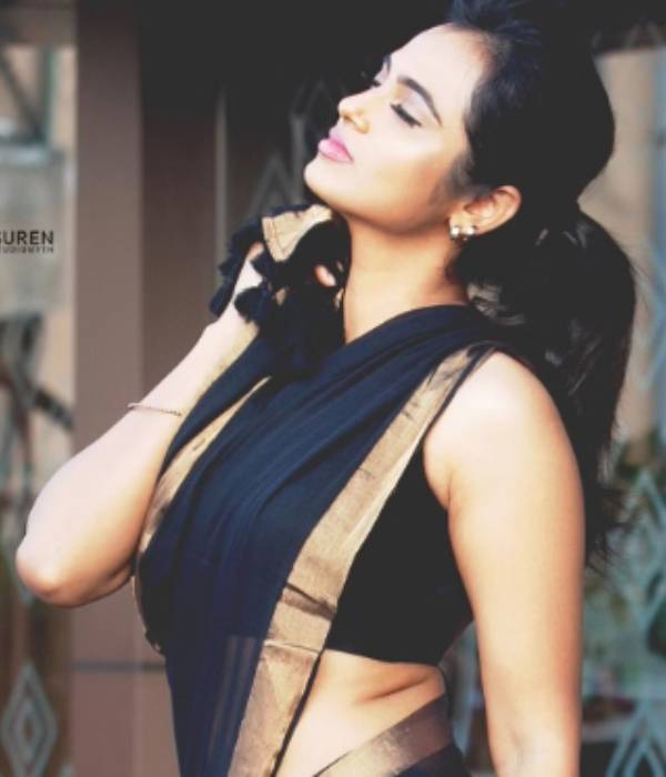 ஒன்னு அப்படி..இல்லைனா இப்படியா?.. என்ன ரம்யா மேடம் இதெல்லாம்! | Actress ramya pandian half saree ...