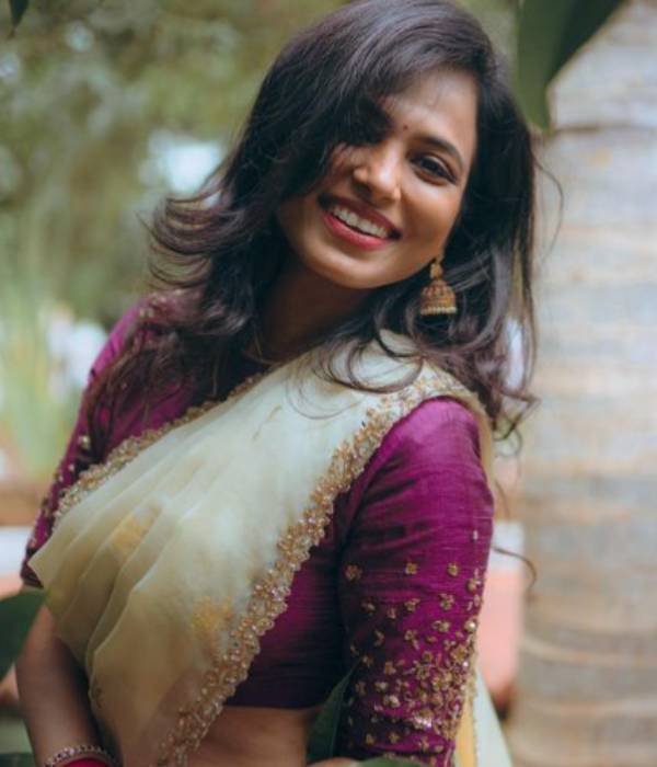 ஒன்னு அப்படி..இல்லைனா இப்படியா?.. என்ன ரம்யா மேடம் இதெல்லாம்! | Actress ramya pandian half saree ...