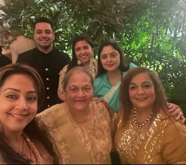 பெரியம்மா நக்மாவோட ஹைட்டா வளர்ந்த ஜோதிகா மகள்.. திருமண விழாவில் ...