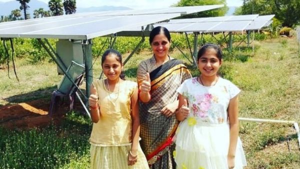 ஒரு பொண்ணு அப்படியே அப்பா மாதிரி.. இன்னொன்னு அச்சு அசல் அம்மாவே தான் ...