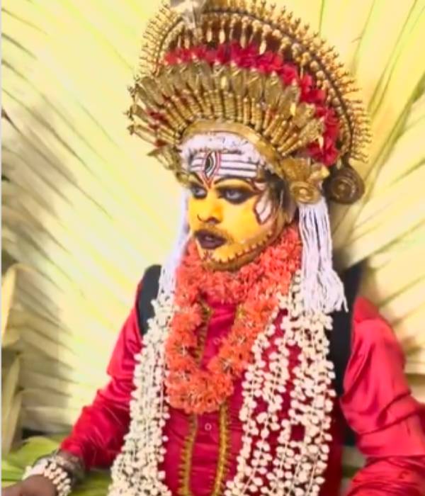 காந்தாரா கெட்டப்பில் மிரட்டிய புகழ்.. என்ன மேக்கப் போடவே 4 மணிநேரம் ...