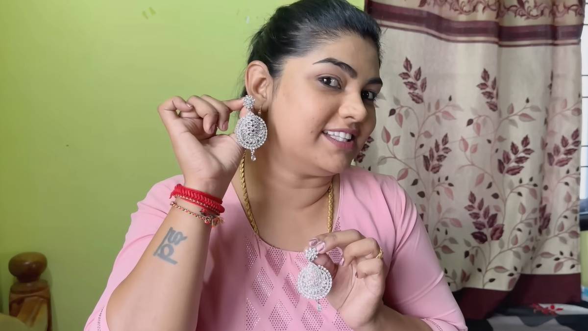 Jewellery Tour: அடேங்கப்பா.. ரோஜா சீரியல் நடிகையிடம் இத்தனை நகைகள் ...