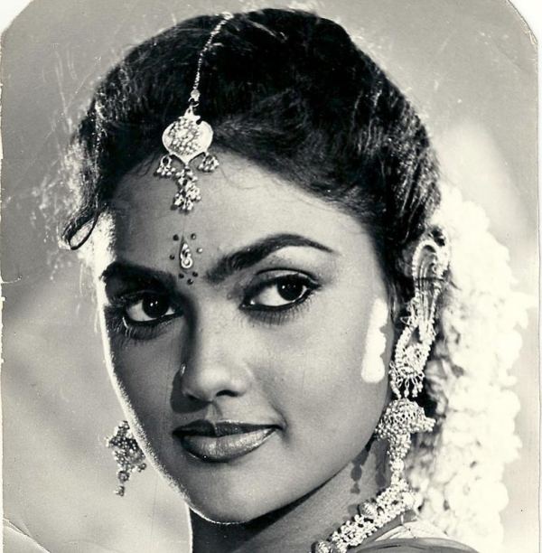 Nirosha: நைட்டியில் பார்த்த நிரோஷாவை.. மாடர்ன் உடையில் பார்த்து ...