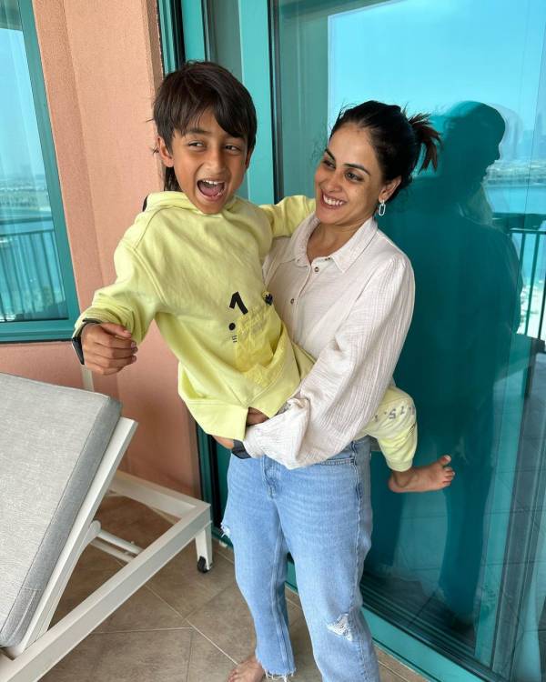 Genelia: ஹாசினி இதெல்லாம் தப்பும்மா.. மகனுக்கு உதட்டிலேயே உம்மா ...
