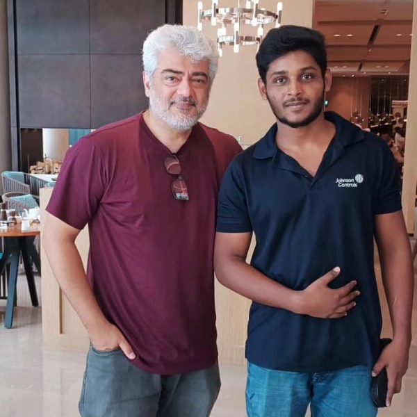 Ajith: முகவரி ஸ்ரீதர் லுக்கில் மாறிய அஜித்... ரசிகர்களுக்கு சர்ப்ரைஸ் ...