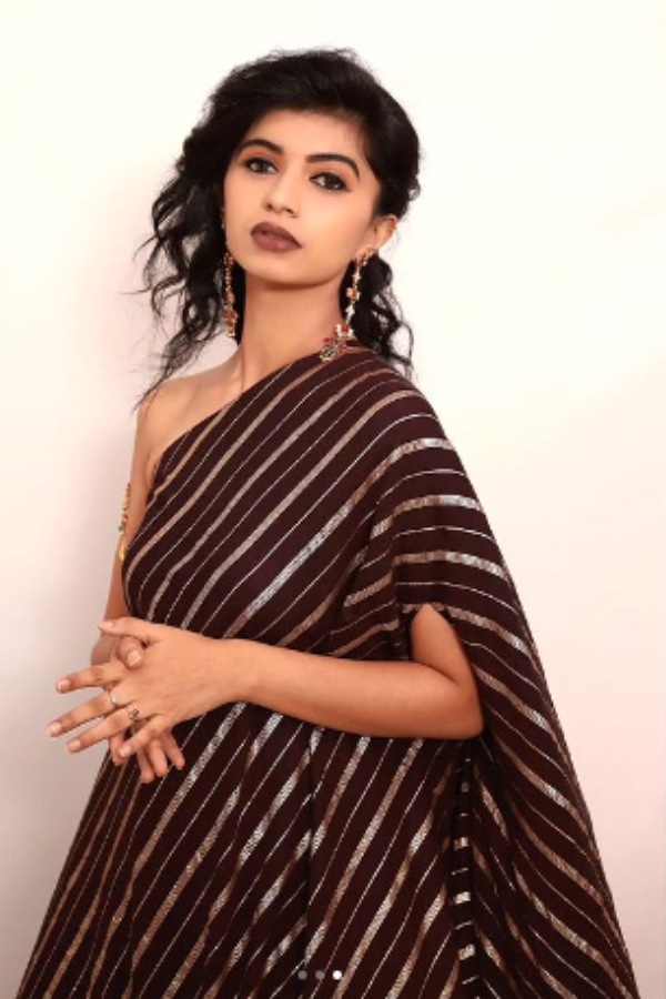 ஆத்தி.. இதென்னம்மா சேலைக்கு வந்த சோதனை.. எருமை சாணி ஹரிஜாவின் டிரெஸ்ஸை ...