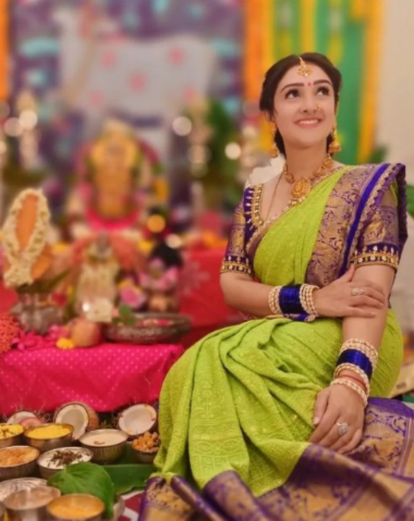 வந்தாள் மகாலட்சுமியே.. பட்டுப் புடவையில் தேவதை போல ஜொலித்த ஸ்ரீ தேவி ...