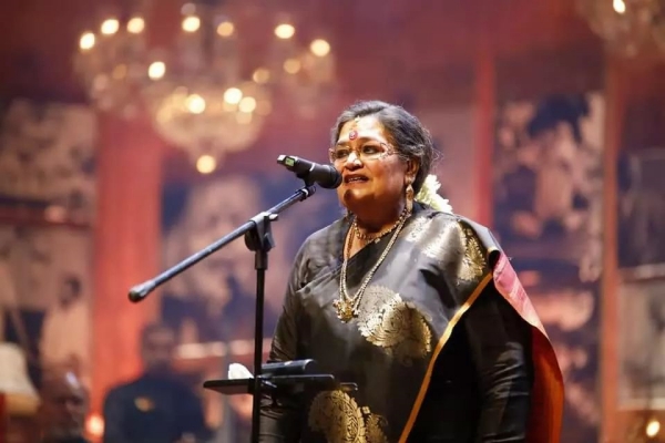 வீடா இல்லை ஜவுளிக்கடையா? ரக ரகமா பட்டுப்புடவை வைத்திருக்கும் உஷா உதுப் ...