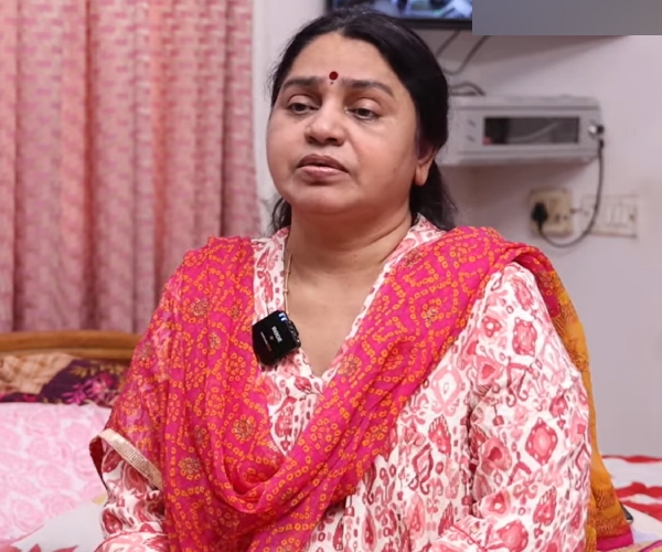 படுத்த படுக்கையாக இருக்கும் இயக்குநரின் மனைவி.. சொத்தை விற்று மருத்துவ ...