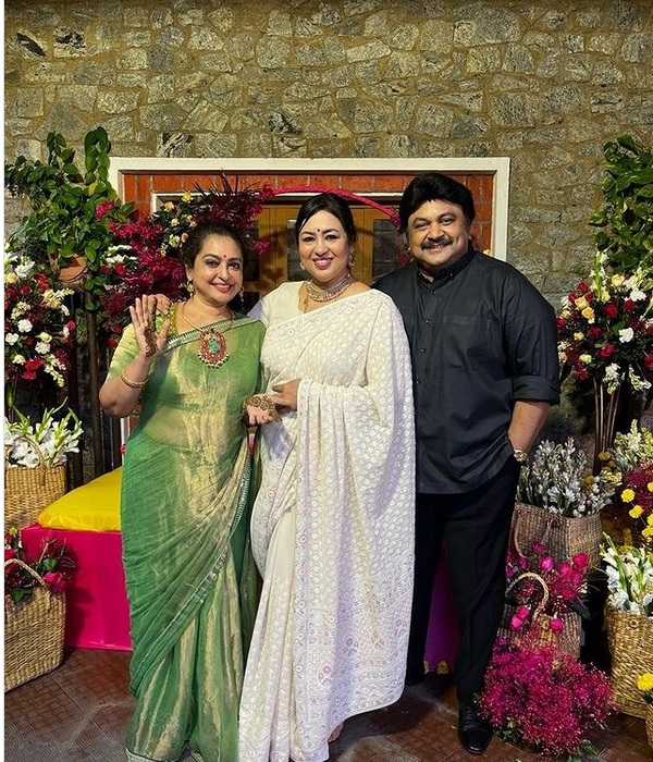 பிரபுவுடன் போஸ் கொடுத்த சீதா.. கூட அந்த பிரபல நடிகையும் எப்படி ...