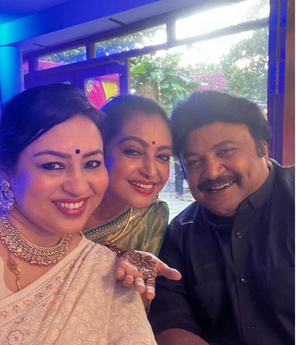 பிரபுவுடன் போஸ் கொடுத்த சீதா.. கூட அந்த பிரபல நடிகையும் எப்படி ...