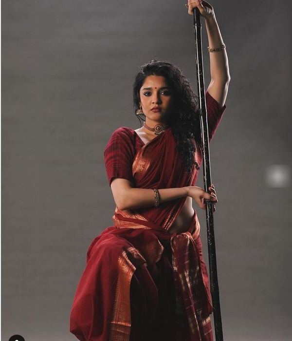 புடவை கட்டுன புயலா மாறிய ரித்திகா சிங்.. வேட்டையன் ஹீரோயின் கையில என்ன ...