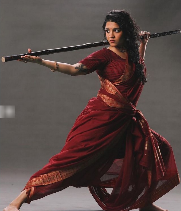 புடவை கட்டுன புயலா மாறிய ரித்திகா சிங்.. வேட்டையன் ஹீரோயின் கையில என்ன பாருங்க! | Ritika Singh ...