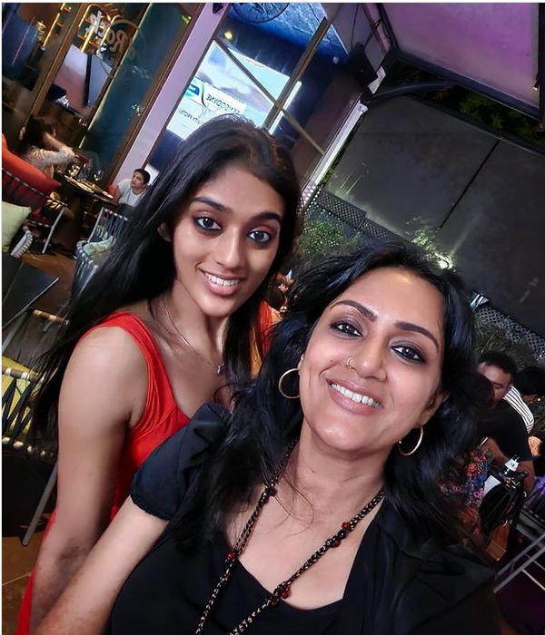 அம்மா ஜாடை லைட்டா வருதாம்.. தேவதர்ஷினியின் மகள் நியதி கவர்ச்சி உடையில் கலக்குறாங்களே ...