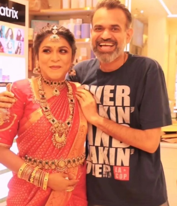 மனைவியின் கன்னத்தை பிடித்து காதல் ரசத்தை பிழியும் பிரேம்ஜி.. புதுமண ...