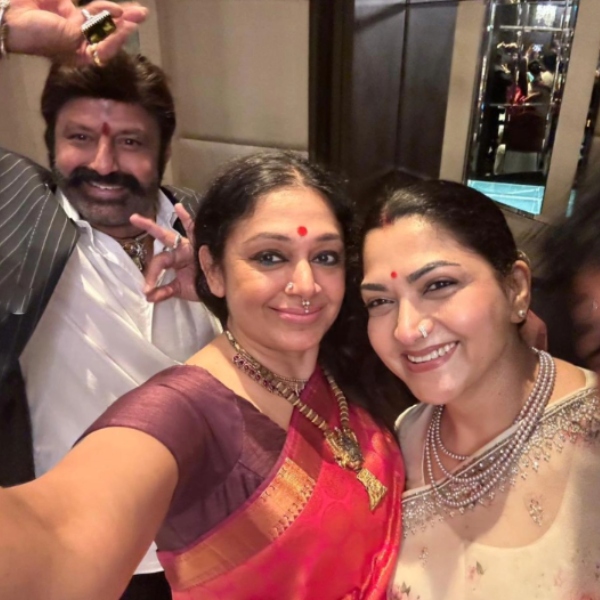 குஷ்பு, ஷோபனா பின்னாடி நின்னு பாலகிருஷ்ணா என்ன பண்றாரு பாருங்க ...