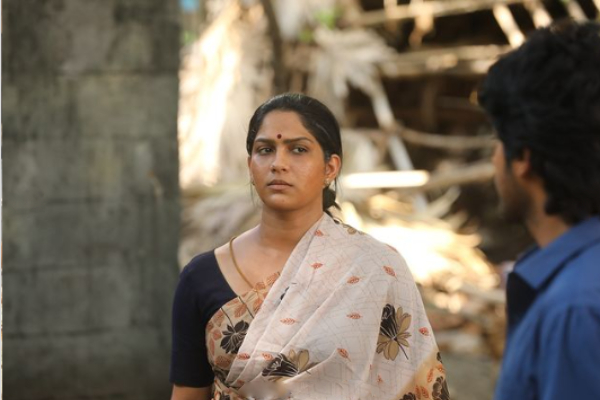 படத்தில் அம்மா, நிஜத்தில் படு கிளாமர்.. இளசுகளை மூச்சு முட்ட வைத்த ...