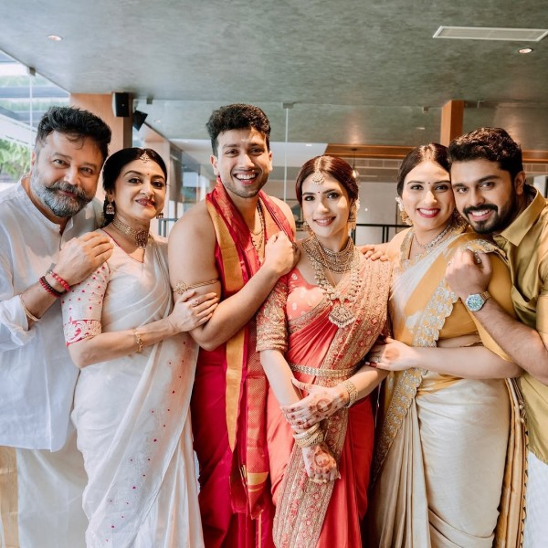 Kalidas marriage: ஜெயராம் வெளியிட்ட குடும்ப புகைப்படம்.. மூணு ஜோடியும் ...