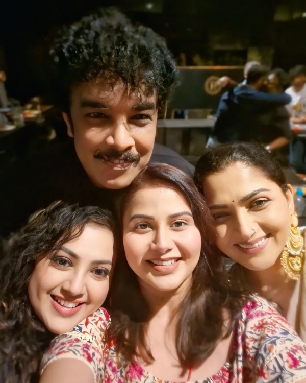 சுந்தர்.சி வைத்த பார்ட்டியில் கும்மாளம்! மீனா தோளில் கை போட்ட விஷால் ...