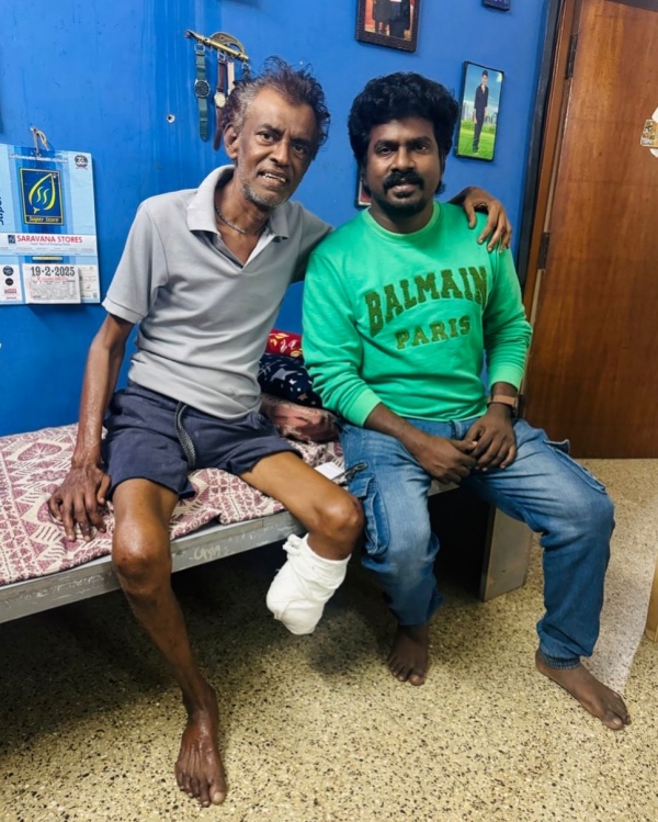 பார்த்தாலே பதறுதே.. ஒரு காலை இழந்த லொள்ளு சபா உதயா.. வீட்டுக்குச் சென்று நலம் விசாரித்த தங்கதுரை ...