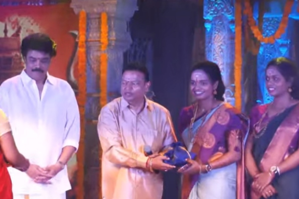 வைர மூக்குத்தி பரிசு.. மூக்குத்தி அம்மன் 2 பட பூஜைக்கே பிரம்மாண்ட செட் ...