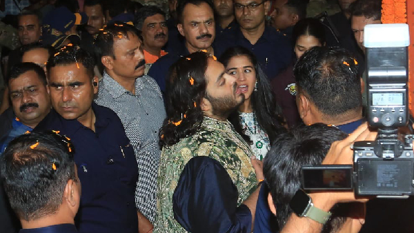 Ganesh Chaturthi: வீர விநாயகா! மனைவியுடன் விநாயகர் சதூர்த்தி ...