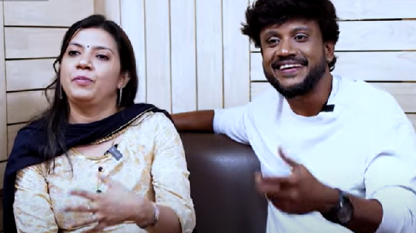 Exclusive: மனைவி தான் சப்போர்ட்.. “ரோஜா ரோஜா” பாடகர் சத்யன் மனைவியுடன் ...