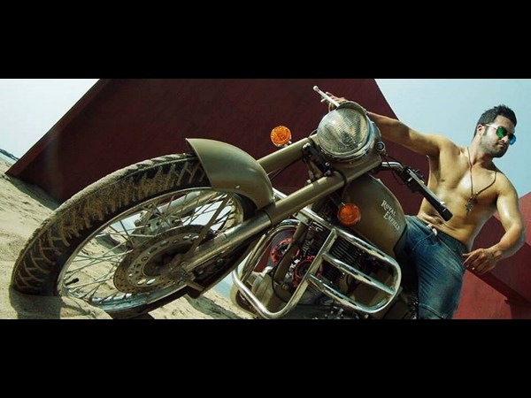 ఇంకోటి లీకైంది: బైక్ పై 'టెంపర్‌' చూపిస్తూ...(ఫొటో) | NTR Bike Pose in ...