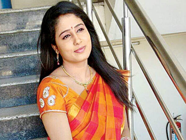 భవనం నుంచి దూకి ప్రముఖ యాంకర్ ఆత్మహత్య.. వైవాహిక జీవితం, కొడుకు ...