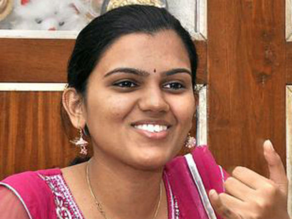 పడకగదిలోకి వస్తే ఆఫర్... డైరెక్టర్‌ను చెప్పుతో కొడుతానని గాయని ...