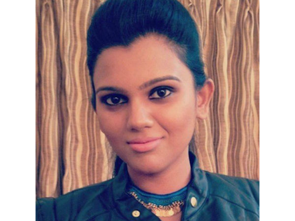 పడకగదిలోకి వస్తే ఆఫర్... డైరెక్టర్‌ను చెప్పుతో కొడుతానని గాయని ...