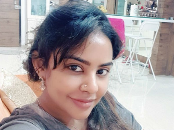 టాలీవుడ్ డైరెక్టర్‌పై శ్రీ రెడ్డి సెన్సేషనల్ కామెంట్స్.. | Sri Reddy ...