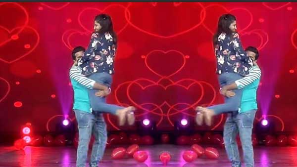 దొరికిందే ఛాన్స్ అని వర్షిణితో హైపర్ ఆది హాట్ రొమాన్స్.. పిచ్చెక్కిపోతూ పైకి ఎత్తుకొని.. | Hyper ...