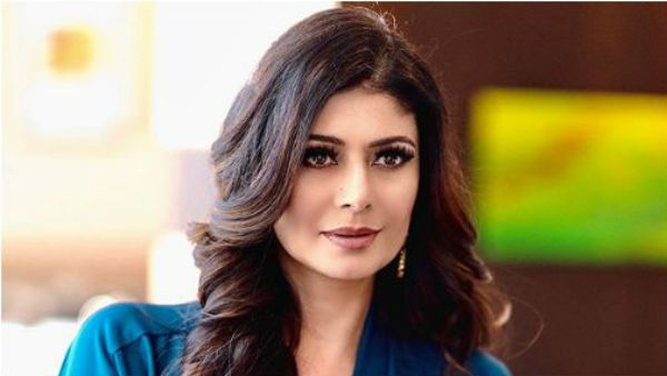 నాగ్ హీరోయిన్ రొమాన్స్ జోరు.. నడిరోడ్డుపైనే ‘రేర్ కిస్‌’తో హంగామా ...