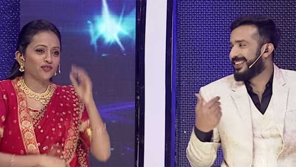 యాంకర్ రవి కాళ్లు పట్టుకున్న సుమ.. ఏంటి పిచ్చా అంటూ కౌంటర్! | Anchor ...