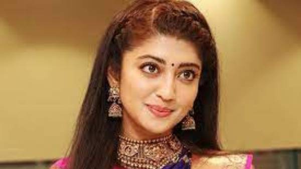 బాత్ టబ్ లో ప్రణీత హాట్ షో.. స్నానం చేస్తూ.. చూపించి చూపించకుండా ...