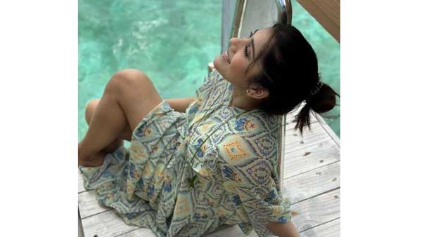 బికినీలో యాంకర్ రష్మీ అందాల ఆరబోత: నీళ్లలో తడిచి మరీ అలా చూపిస్తూ ...