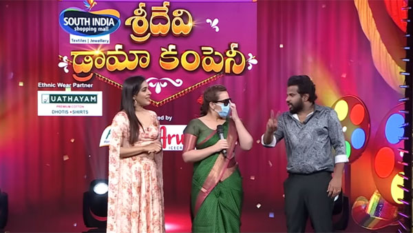 షోలోకి మొదటిసారి హైపర్ ఆది భార్య.. అందరి ముందు రష్మి పరువు తీసేసిన ...