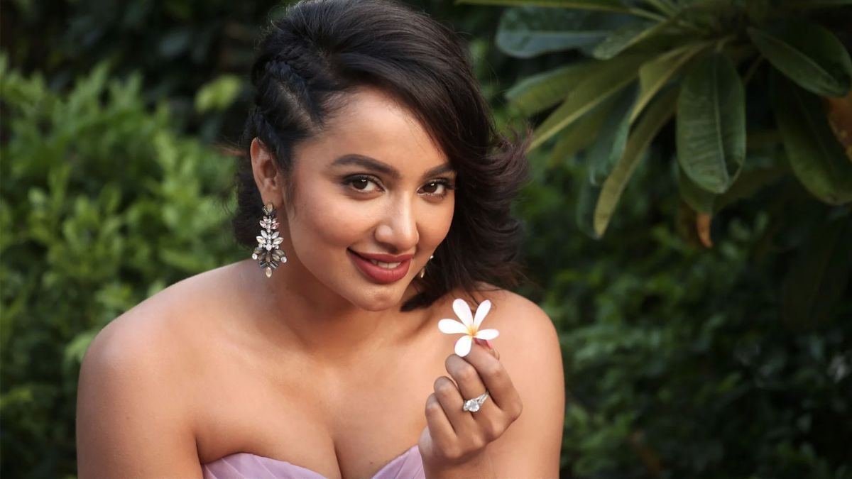 మెరిసే డ్రెస్సులో తేజస్వి అదిరిపోయే గ్లామర్ ట్రీట్.. ఈసారి లెగ్స్ అందాలు మరింత వయ్యారంగా ...