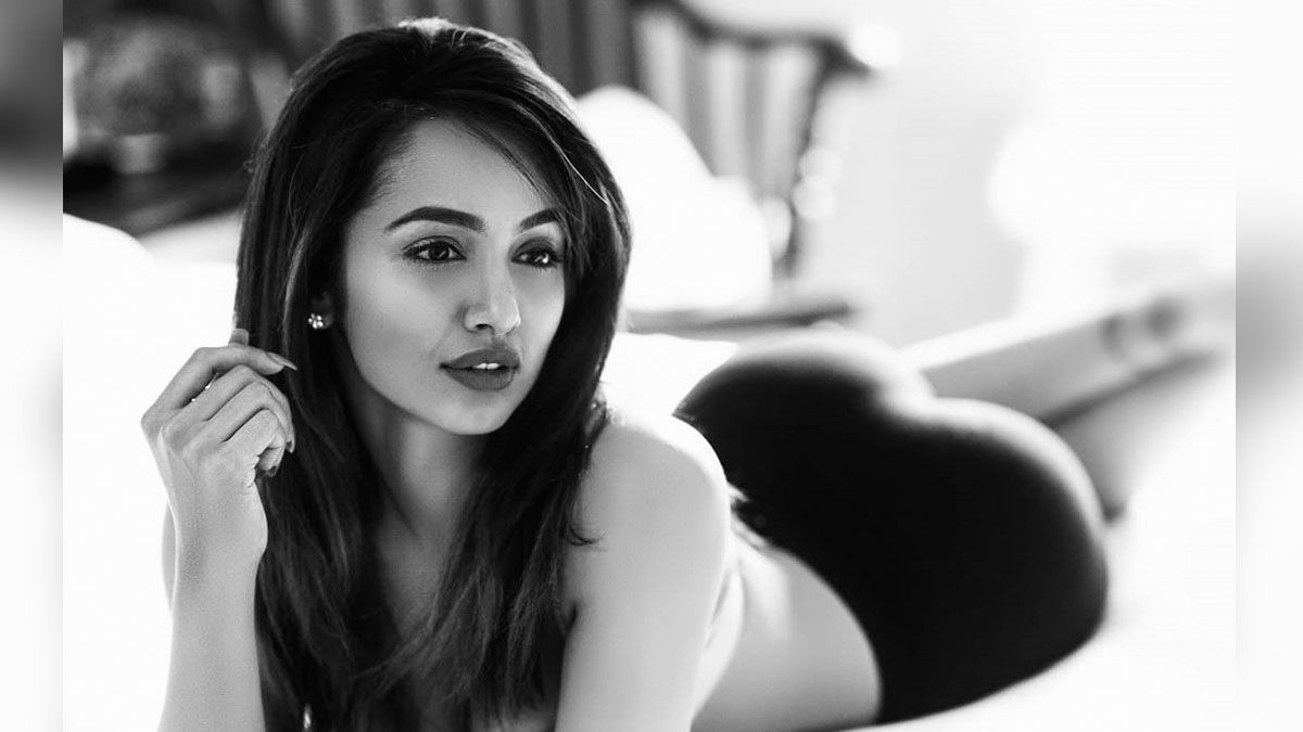 మెరిసే డ్రెస్సులో తేజస్వి అదిరిపోయే గ్లామర్ ట్రీట్.. ఈసారి లెగ్స్ అందాలు మరింత వయ్యారంగా ...