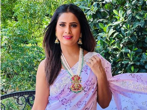 పైది విప్పేసి యాంకర్ ప్రశాంతి ఎక్స్‌పోజింగ్: తొలిసారి అలా చూపించింది బాబోయ్! | Intinti ...