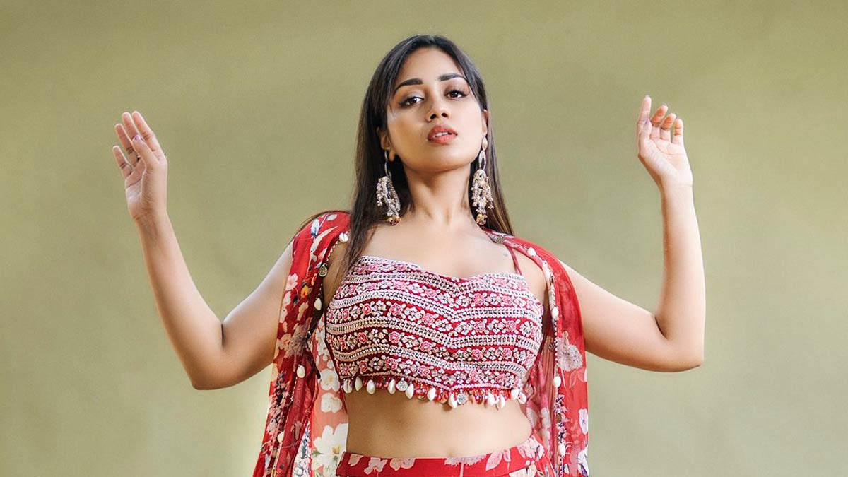 షర్ట్ విప్పేసి షాకిచ్చిన నివేదా: ఇన్నర్‌లోనే ఎద అందాల ప్రదర్శన | Tollywood Actress Nivetha ...