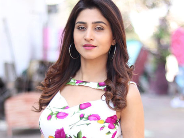 Varshini Sounderajan: హైపర్ ఆదితో యాంకర్ వర్షిణి పెళ్లి.. అమ్మతో మాట్లాడమంటూ క్లారిటీ! | Anchor ...